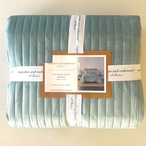 cupcakes & cashmere | Bedding | New Cupcakes And Cashmere Queen Velvet ...